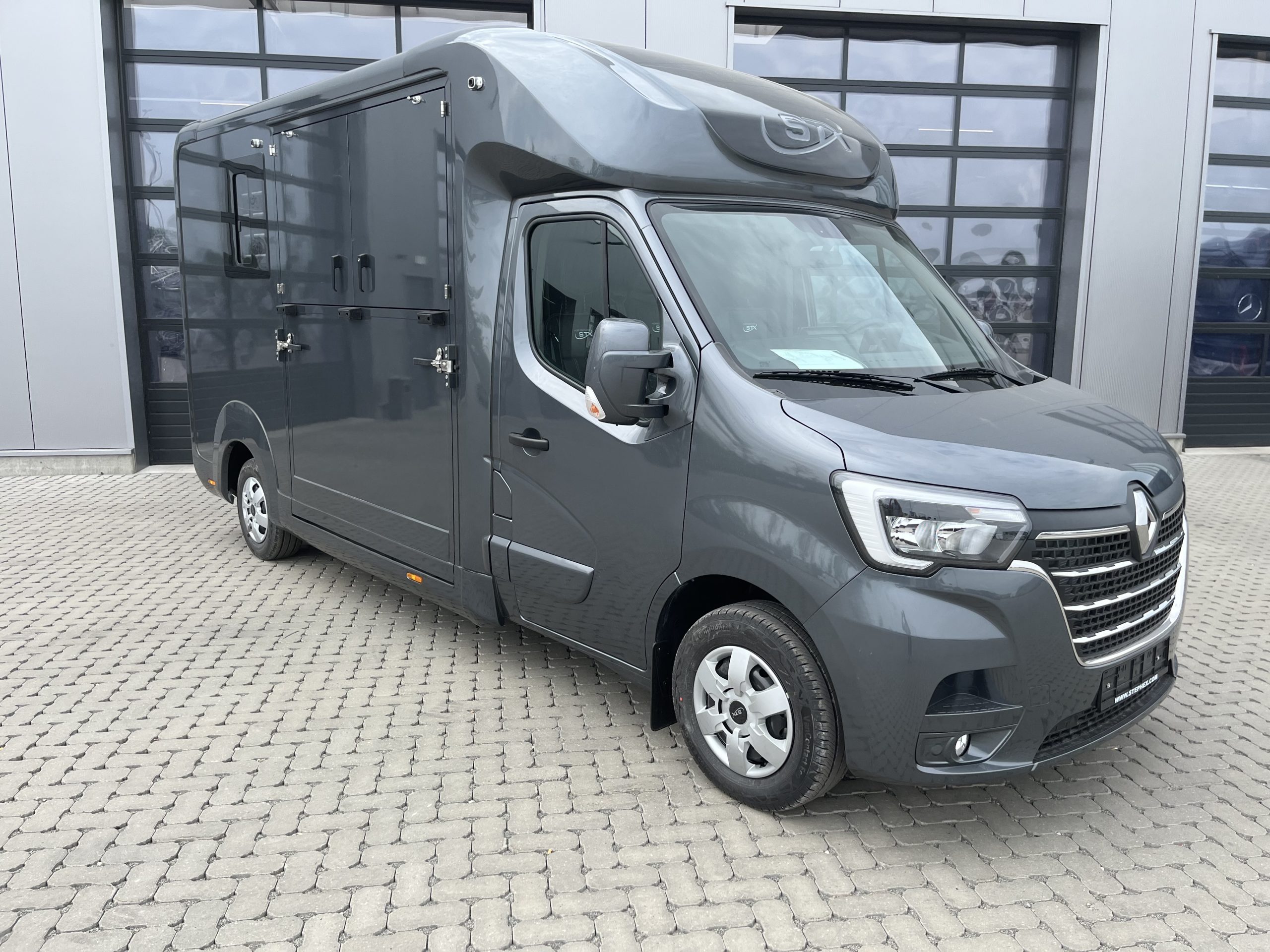 STX 2 HORSES Renault Master 165 - Stephex Horsetrucks