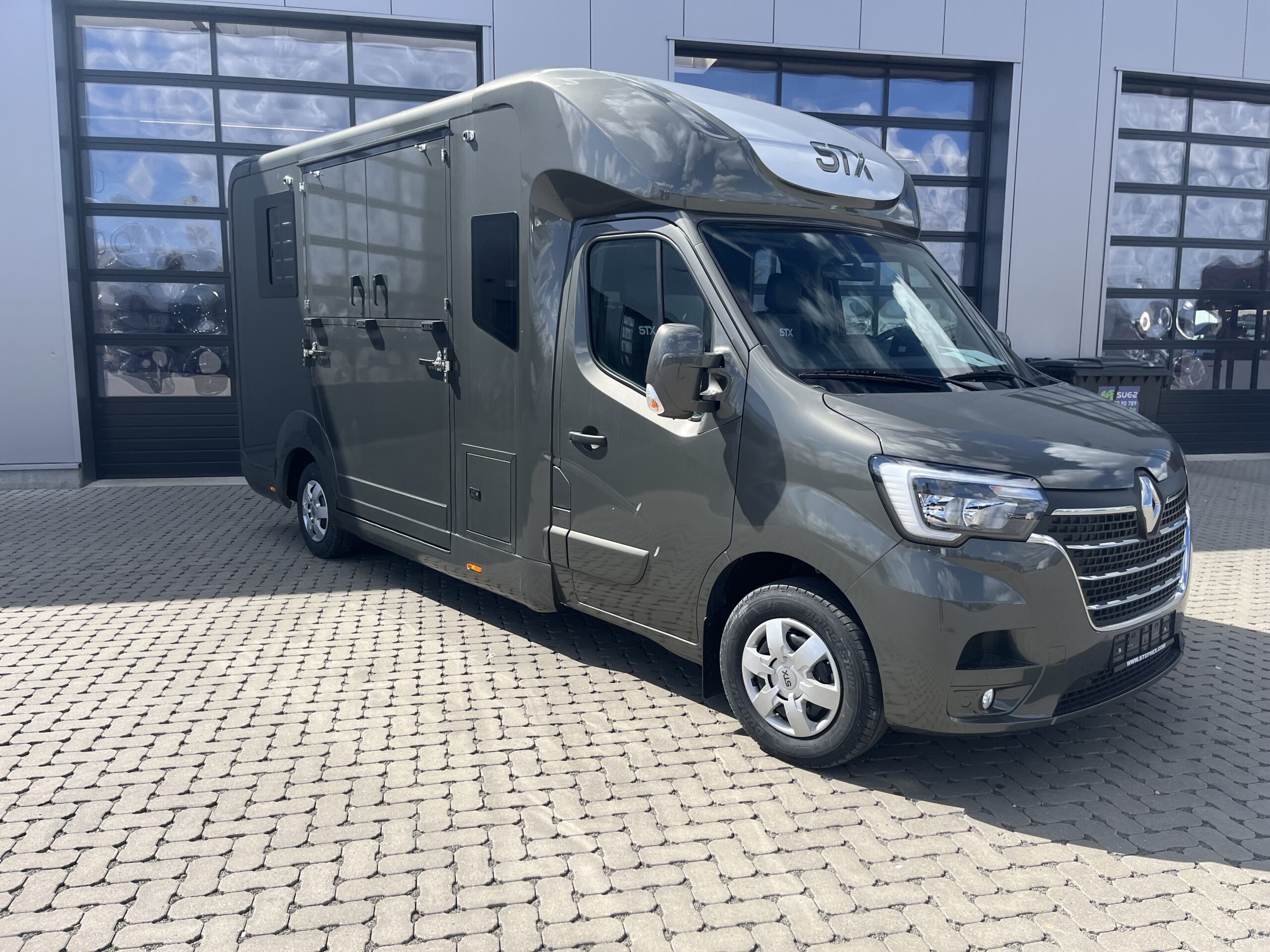 STX 2 HORSES Renault Master 165 - Stephex Horsetrucks